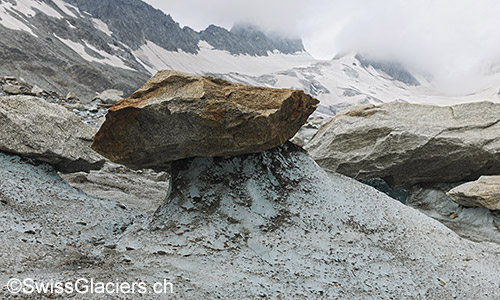 Gletschertisch auf dem Oberaargletscher